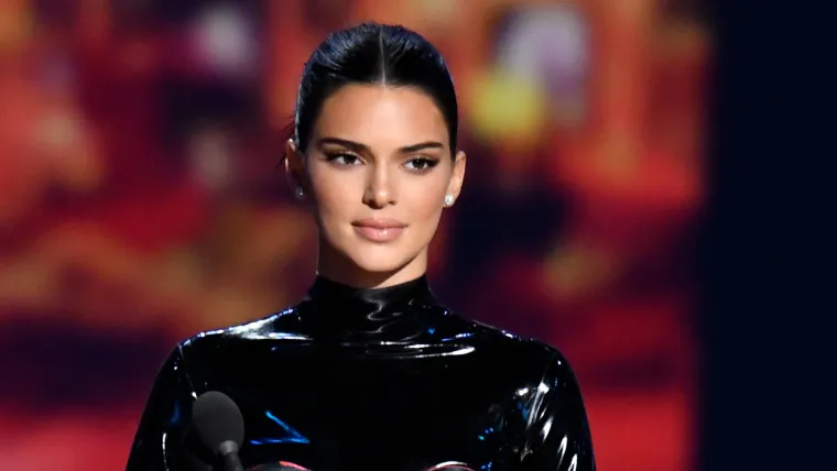 Kendall Jenner FaceTimes Tom Brady during 'The Tonight Show' for Super ...