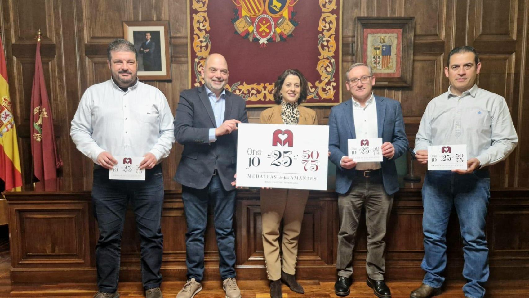 Teruel entrega ocho medallas de los Amantes honoríficas y 83 a parejas ...