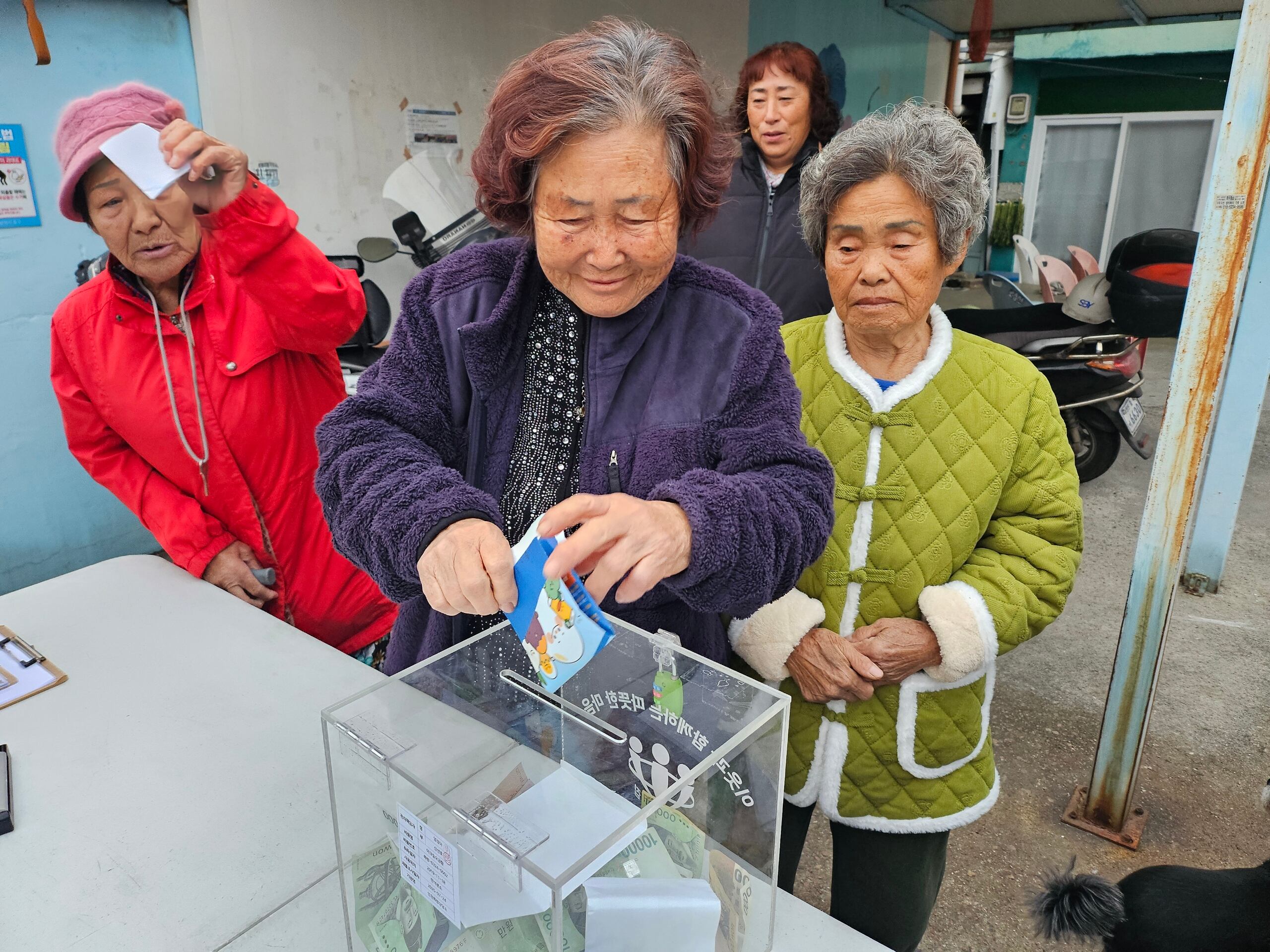 Incheon slum residents’ 18-year donation tradition: Pen assembly, recycling