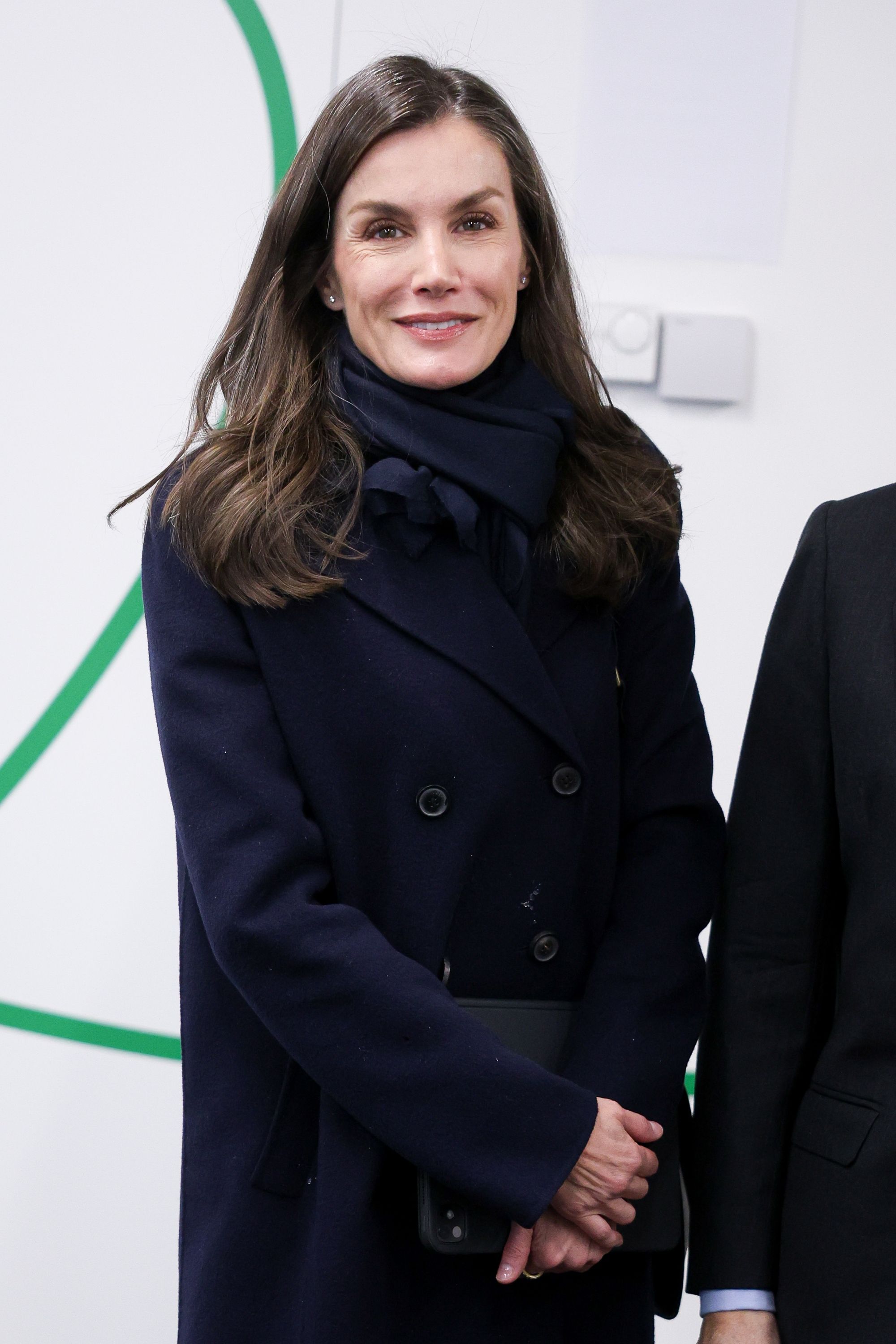 El color azul marino se combina de esta manera para un look elegante en ...