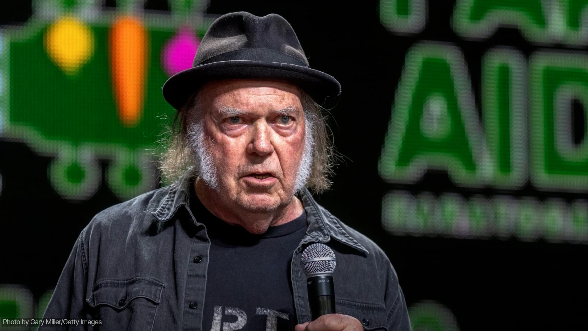 Neil Young boicotta Apple e Verizon per il sostegno al "regime" di Trump