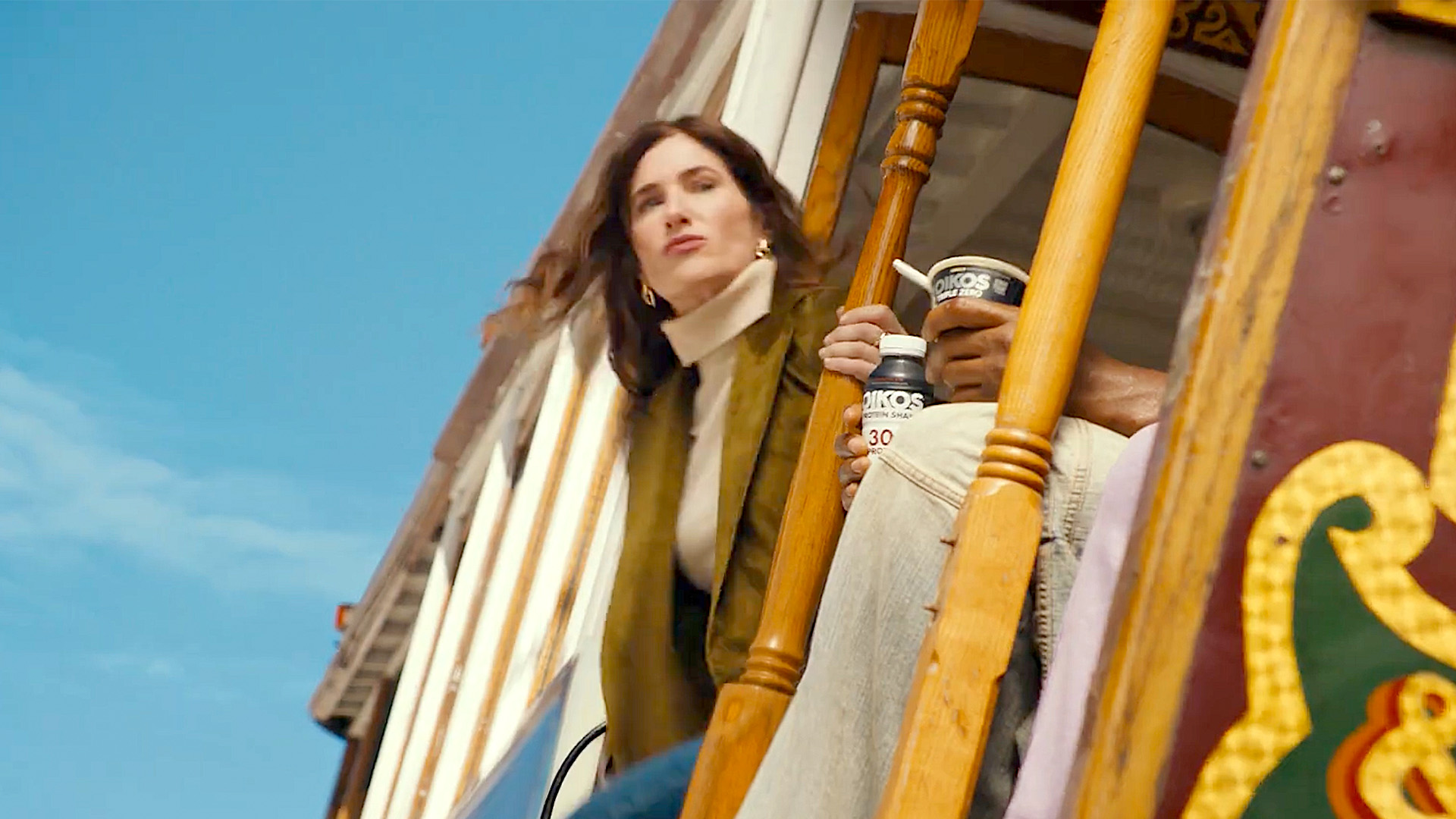 Kathryn Hahn saves the day with Derrick Henry in OIKOS protein Super ...