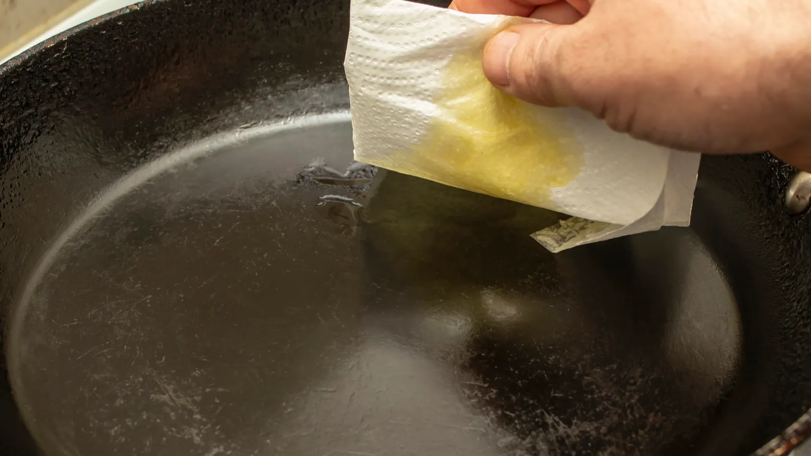 11 cast iron cooking mistakes that affect flavor and texture