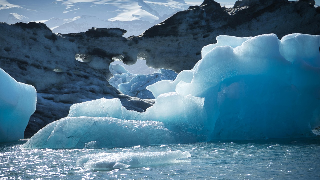Scientists race to build last-chance outpost on a dying glacier