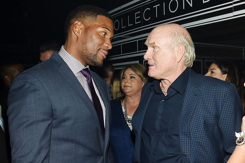 Michael Strahan throws FOX NFL Sunday stars Terry Bradshaw and Jimmy ...