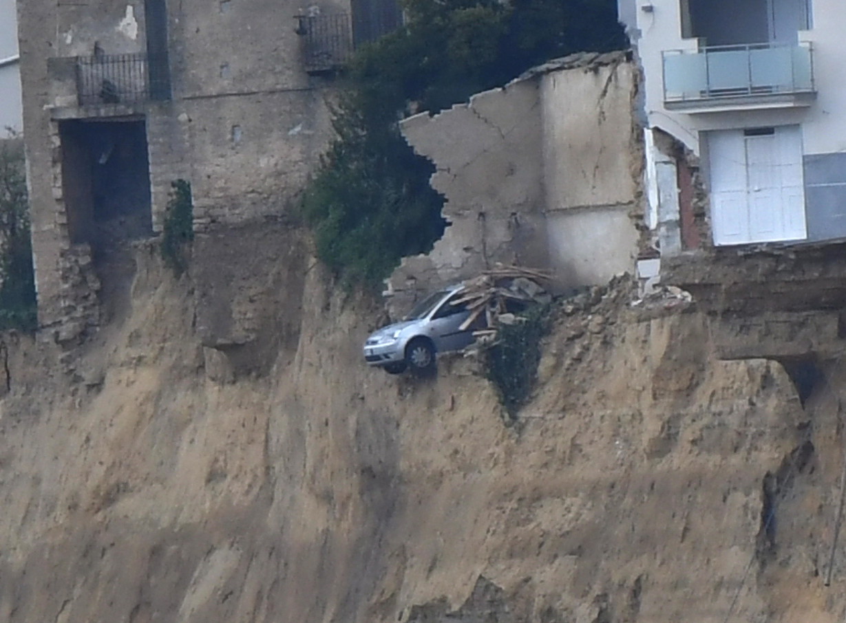 Niscemi, la sinistra usa la frana per attaccare il ponte sullo Stretto