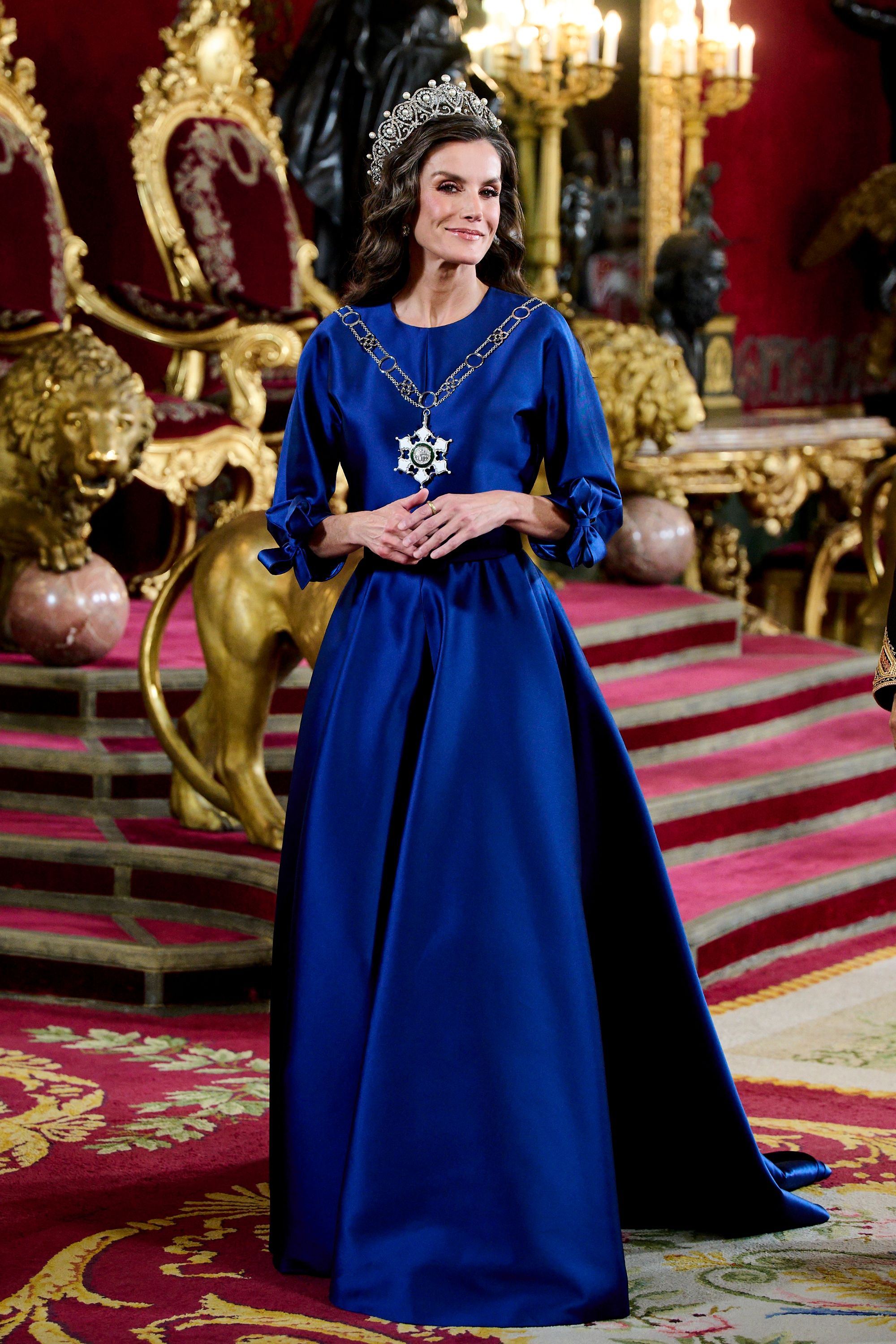 El color azul marino se combina de esta manera para un look elegante en ...