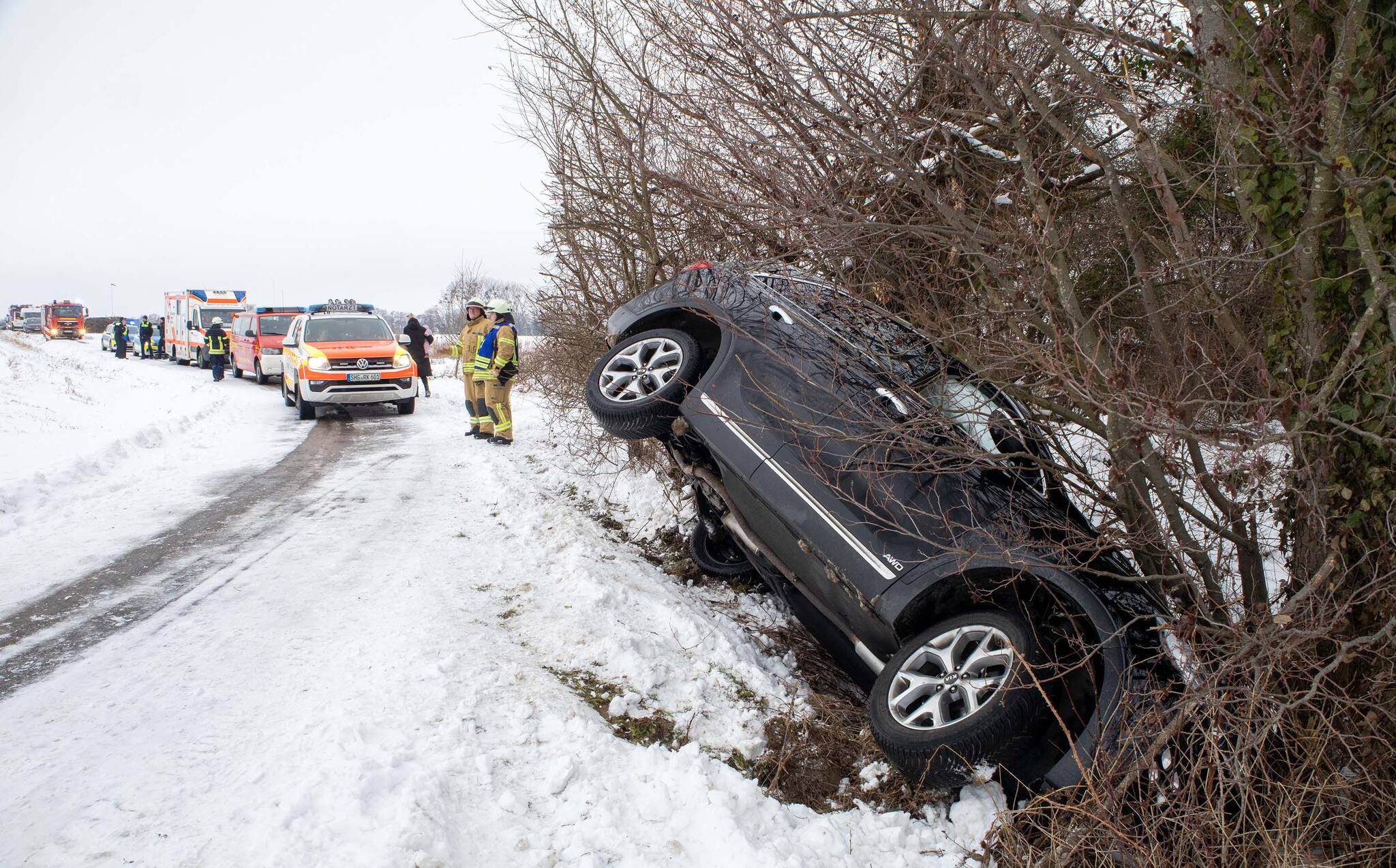 Mit Auto in Graben gerutscht: Unfall in Obernwöhren geht glimpflich aus