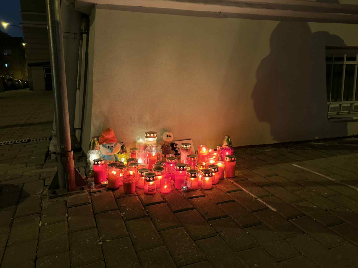 Děti v Budějovicích vzpomínají na spolužáka, ke škole nosí svíčky ...