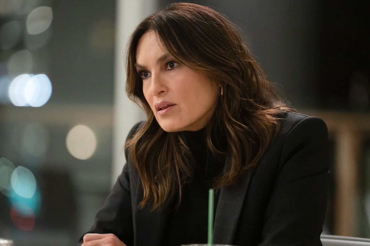 Mariska Hargitay's Olivia Benson wipes away tears of teenage ...
