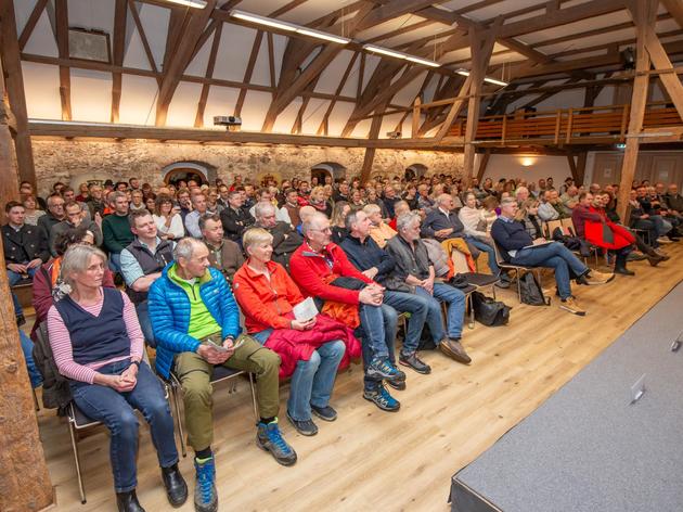 Vollbesetzter Saal in Benediktbeuern: Ortlieb und Schambeck liefern ...
