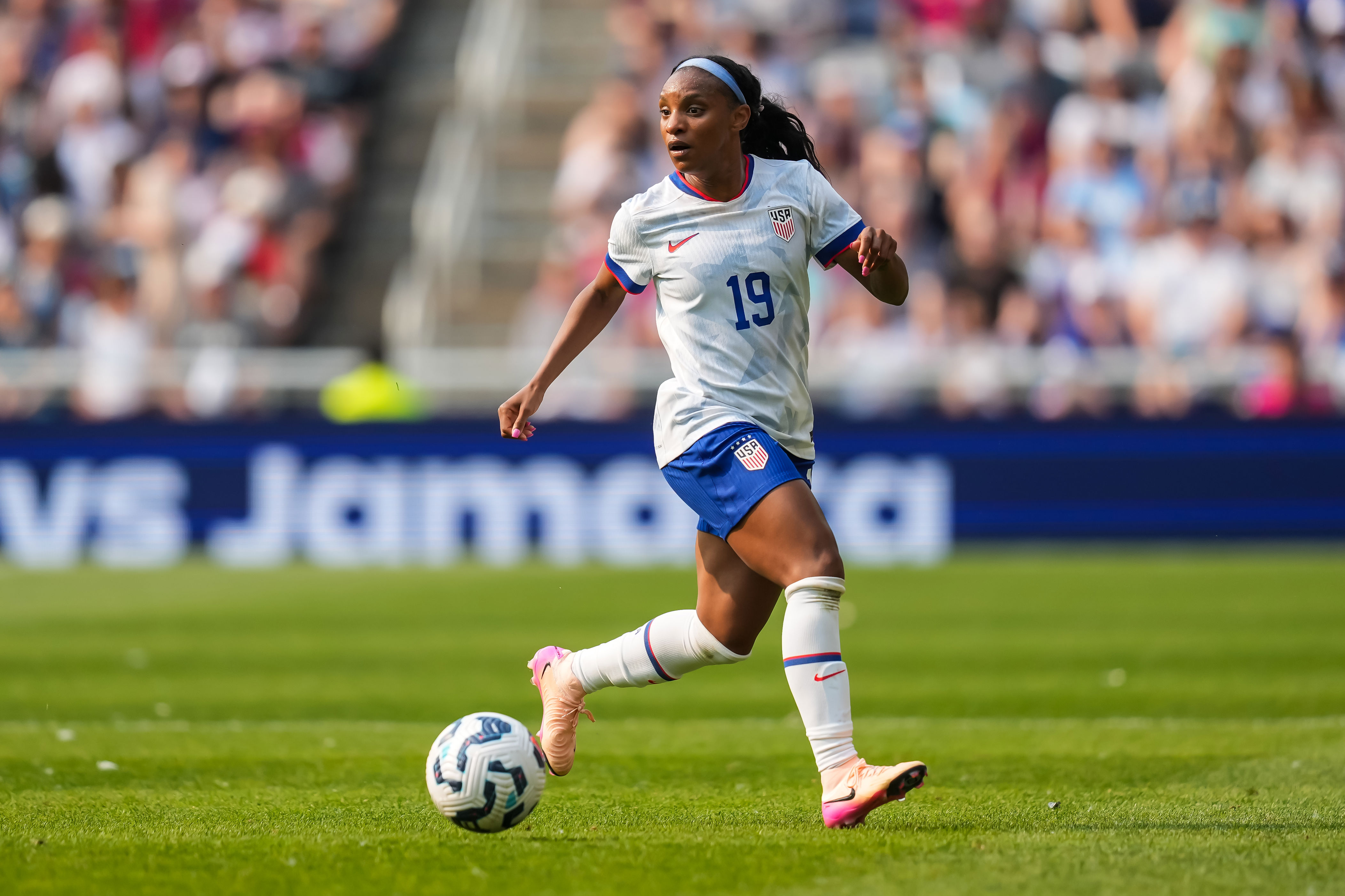USWNT star Crystal Dunn announces retirement from professional soccer