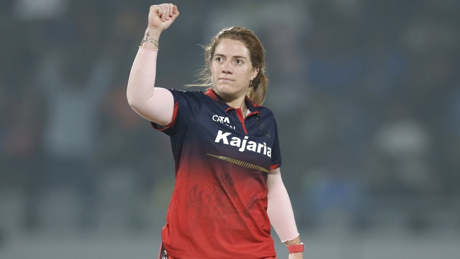 De Klerk, Harris tear UPW apart to take RCB into final