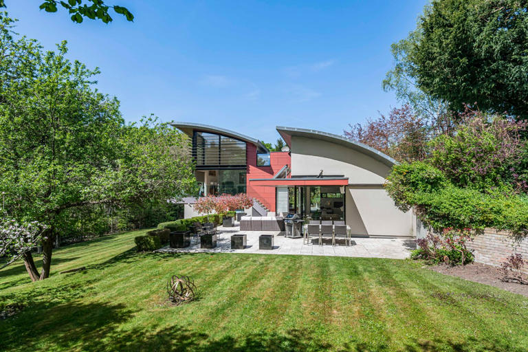 This architect-designed home near Henley-on-Thames is flooded with ...