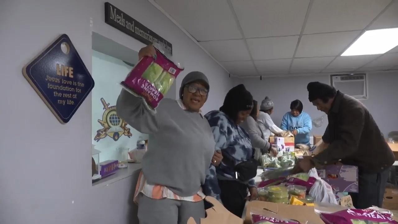 Nashville residents without power pick up fresh food at church during ...