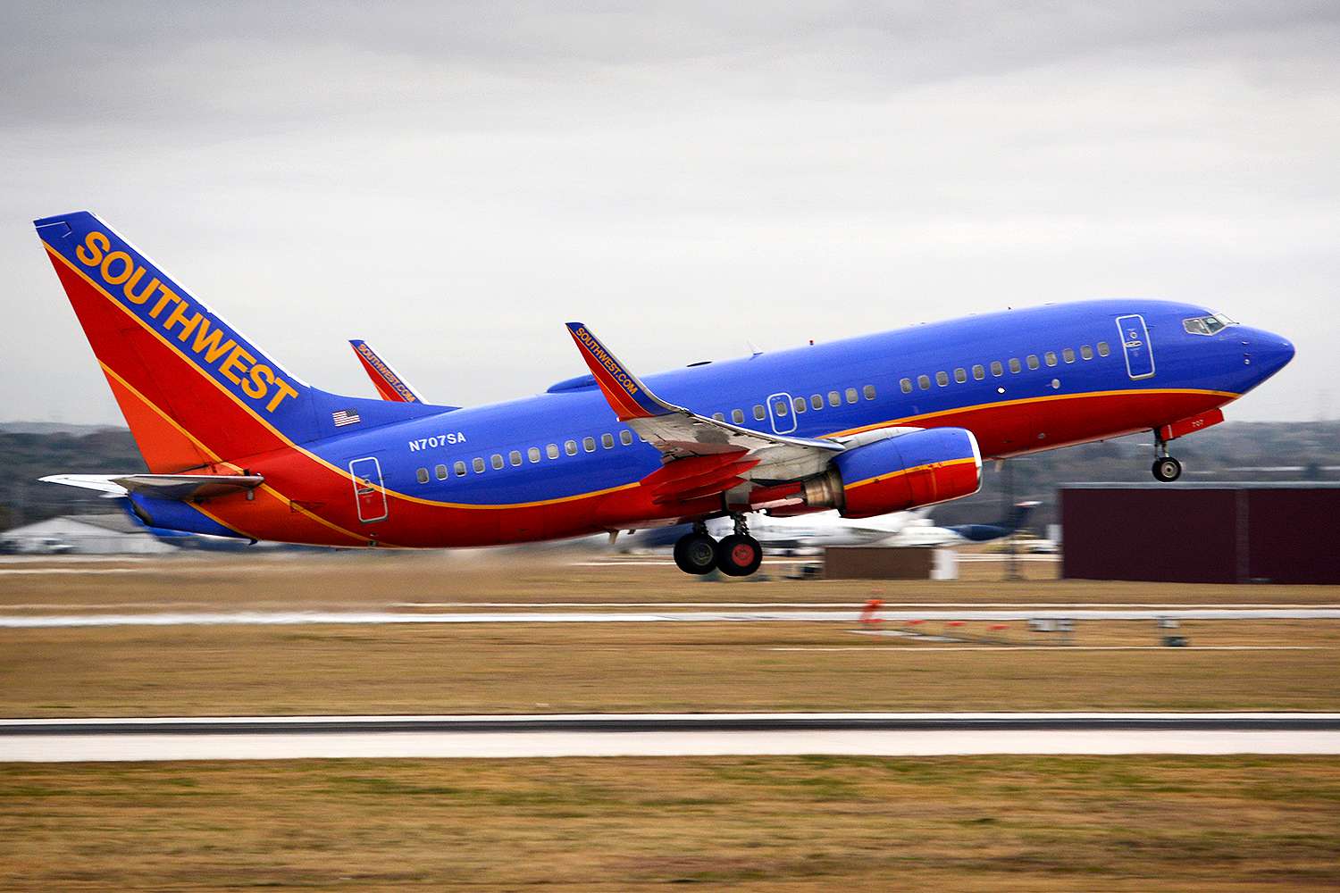 Southwest flight aborts takeoff at 100 mph to avoid collision with ...