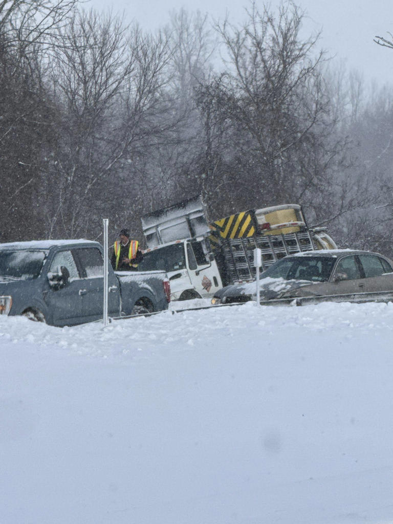 Nearly 30 car pileup shuts down NYS Thruway near Batavia
