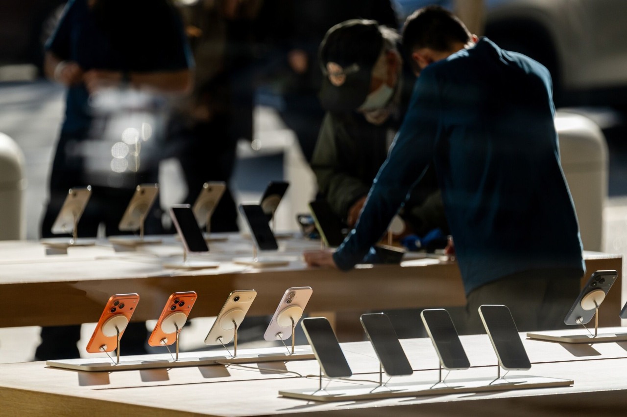 Apple posts blowout iPhone sales on surging China demand