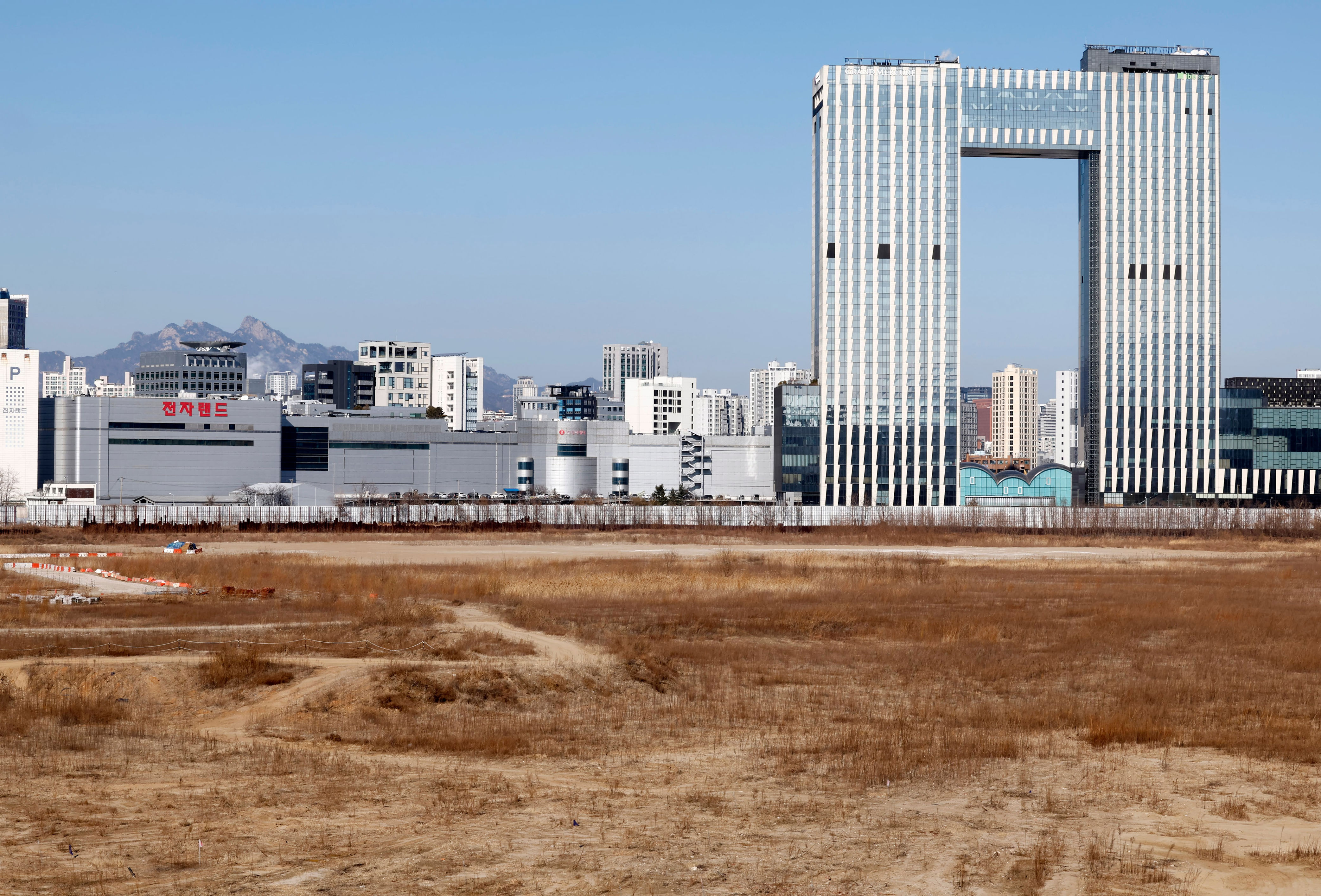 Government to supply 60,000 households in Seoul metro via prime sites