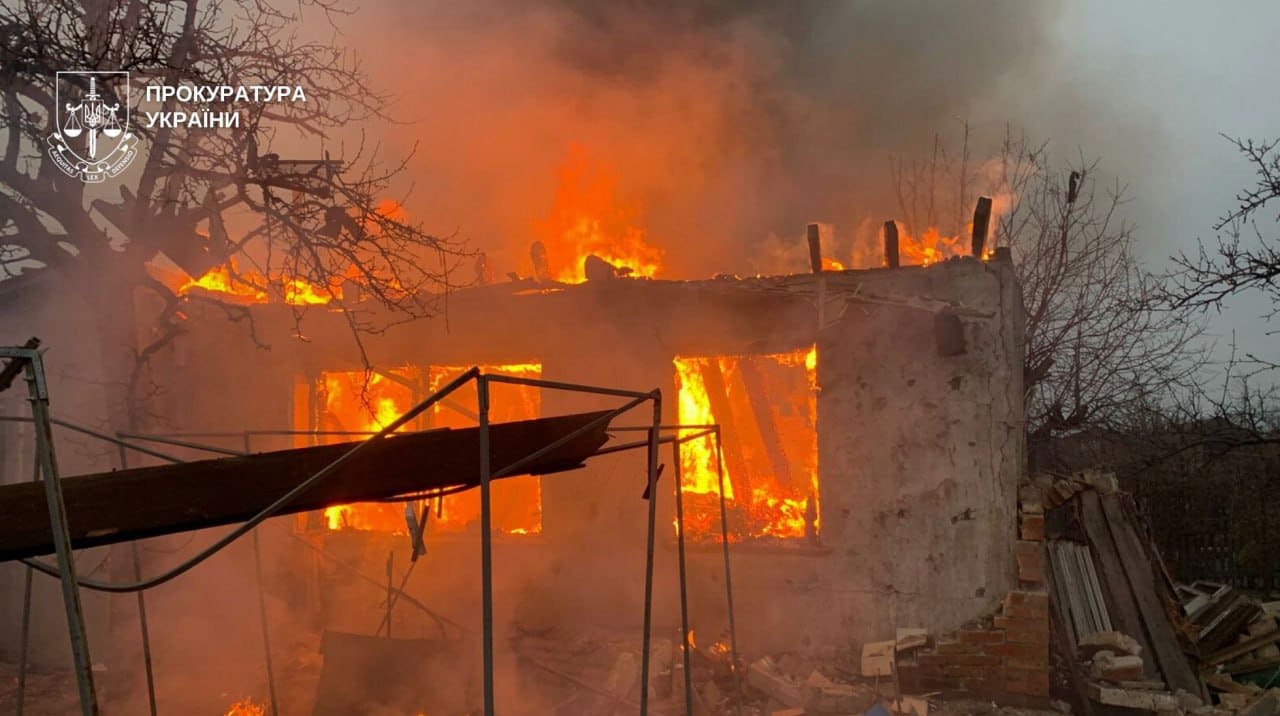 Russia attacks residential buildings in Kryvyi Rih: fires break out ...