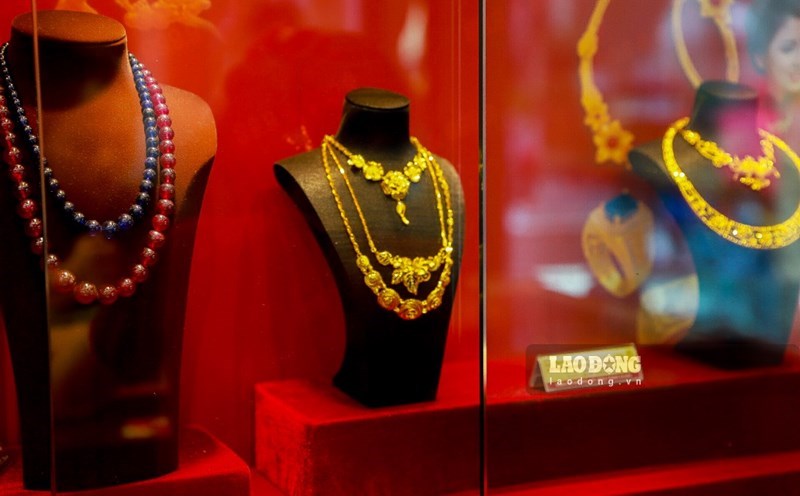 Giá vàng, bạc bứt phá khi niềm tin tiền tệ toàn cầu bị thử thách