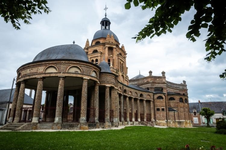 Temple grec, conteneurs, bateau-chapelle… Voici les dix églises et ...