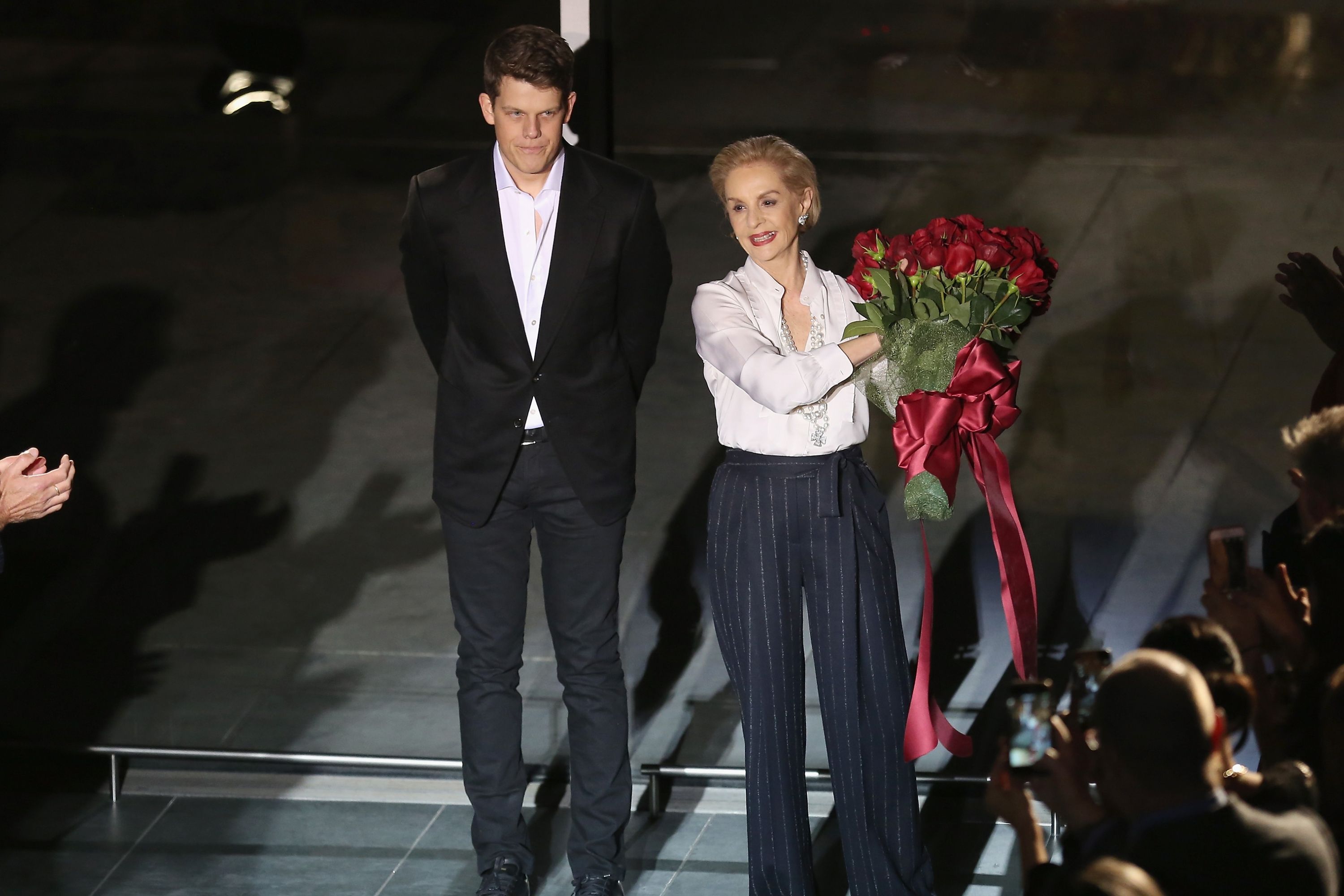 El color azul marino se combina de esta manera para un look elegante en ...