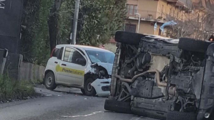 Scontro tra auto delle Poste e Volkswagen di un prete: paura e danni