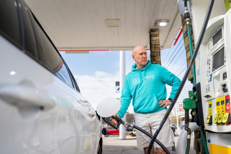 Oil jumps on Trump's Iran threat; gold retreats from highs