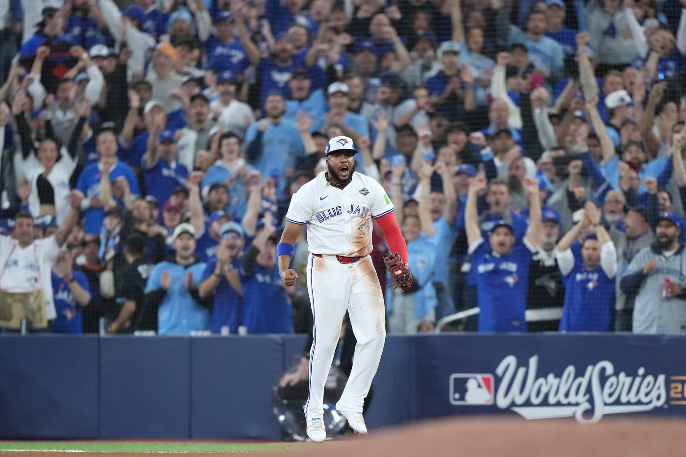 Blue Jays run helps boost Rogers' profit, company eyes buyout of ...