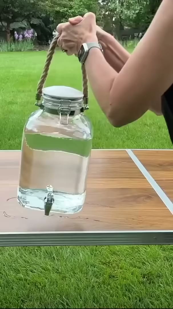 Genius summer hacks 😎🌭🍔🥤