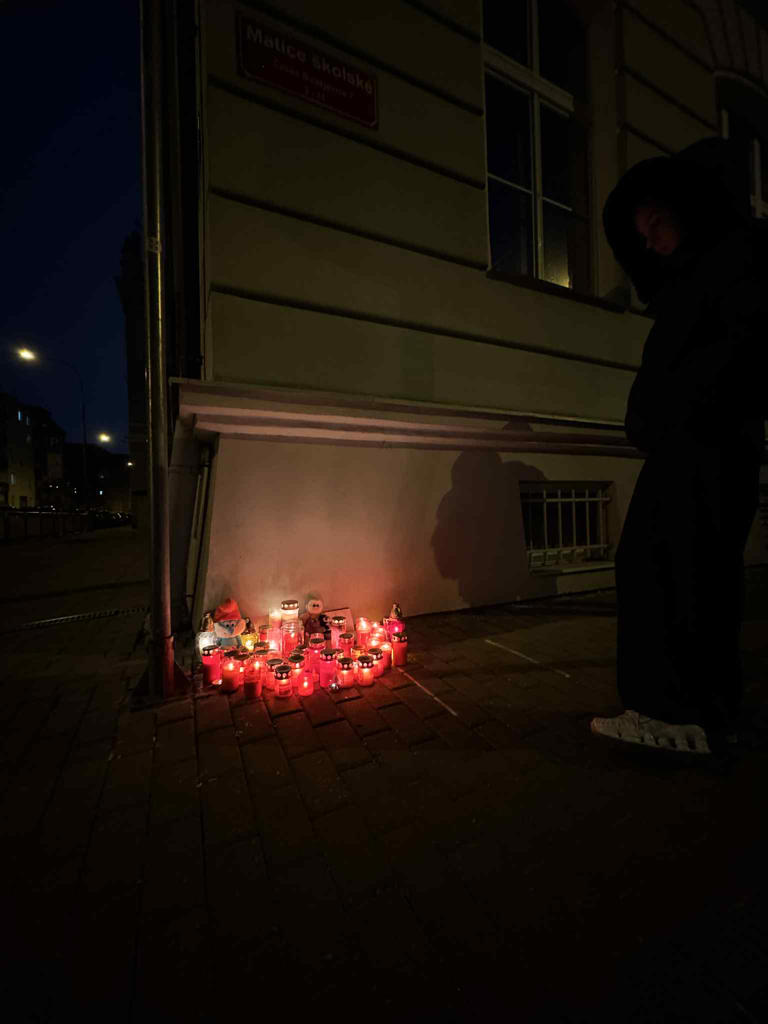 Děti v Budějovicích vzpomínají na spolužáka, ke škole nosí svíčky ...