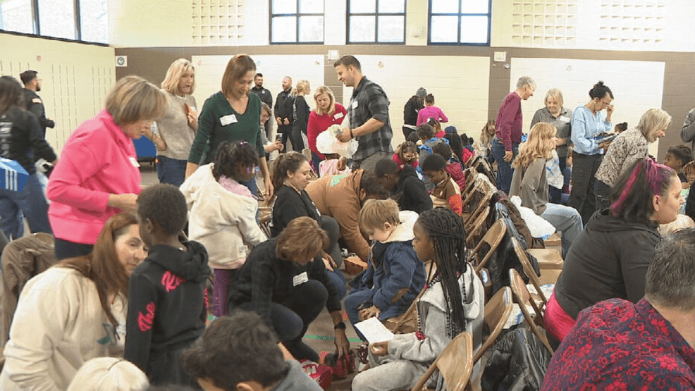 Derrick Brooks' charity provides 335 students with shoes at OJ Semmes ...