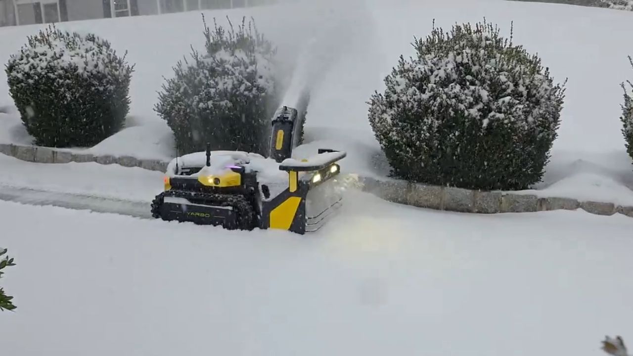 This robot snow blower doesn’t need a push, a break, or a cup of coffee
