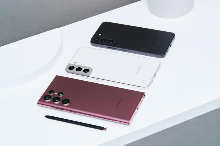 Samsung shoppers snap up £998 Galaxy S22 5G phone for £189 at lesser ...