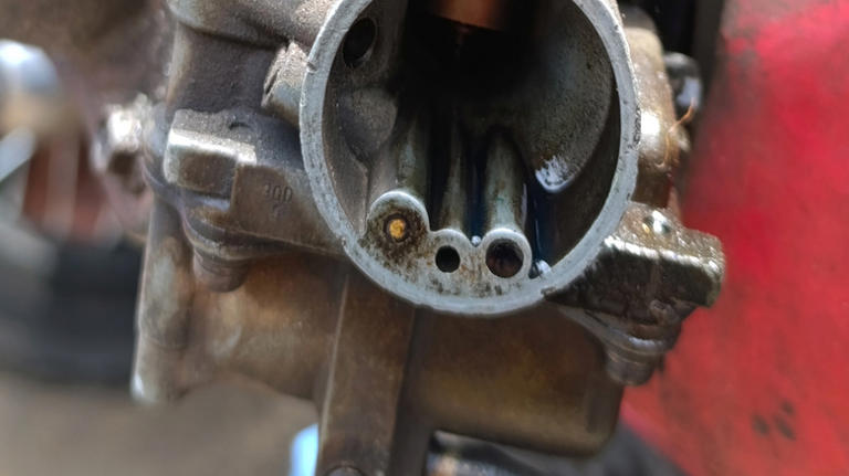 How to clean a carburetor, with or without removing it