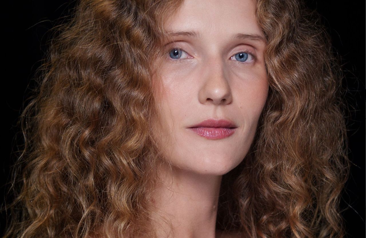 Cette technique de coloration sublime les boucles sans l’effet « zébré ...