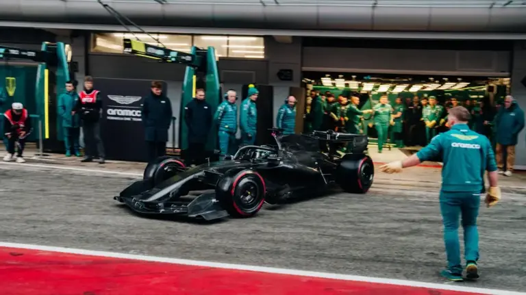 Aston Martin unveils Adrian Newey–designed AMR26 in late pre-season ...