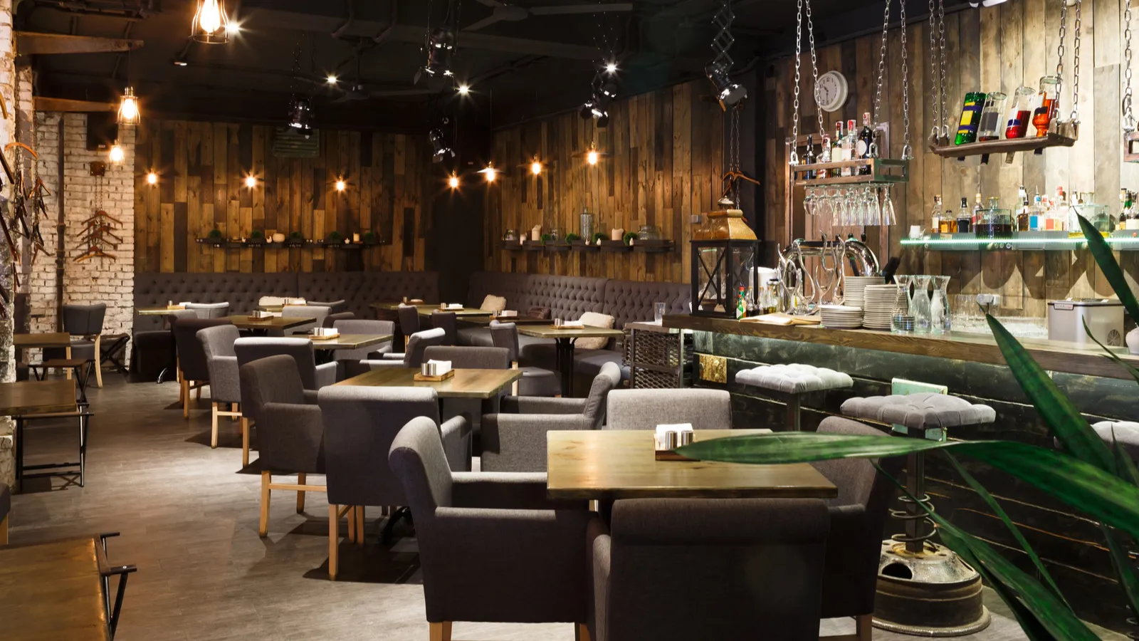 Why mid-tier sit-down restaurants keep disappearing from American suburbs