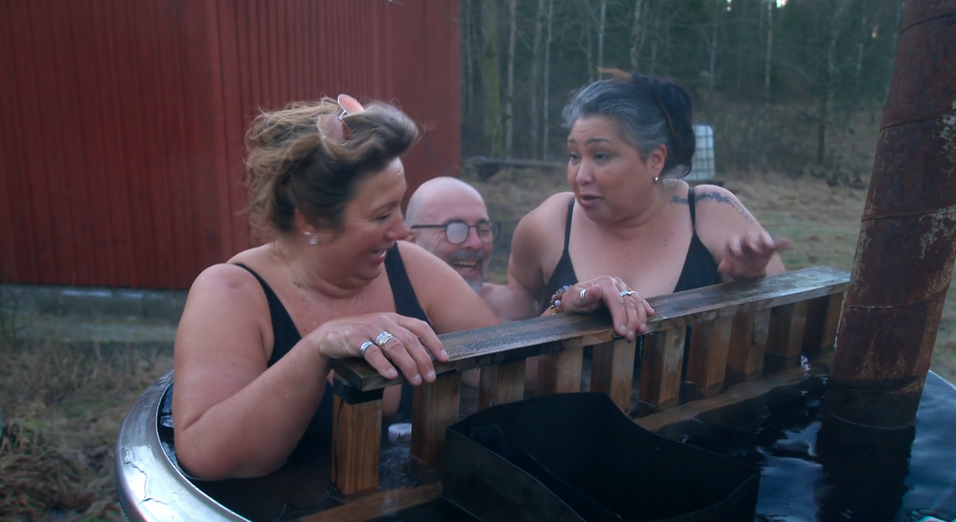 Robin duikt in Winter vol liefde met twee dames in zelfgebouwde hottub ...