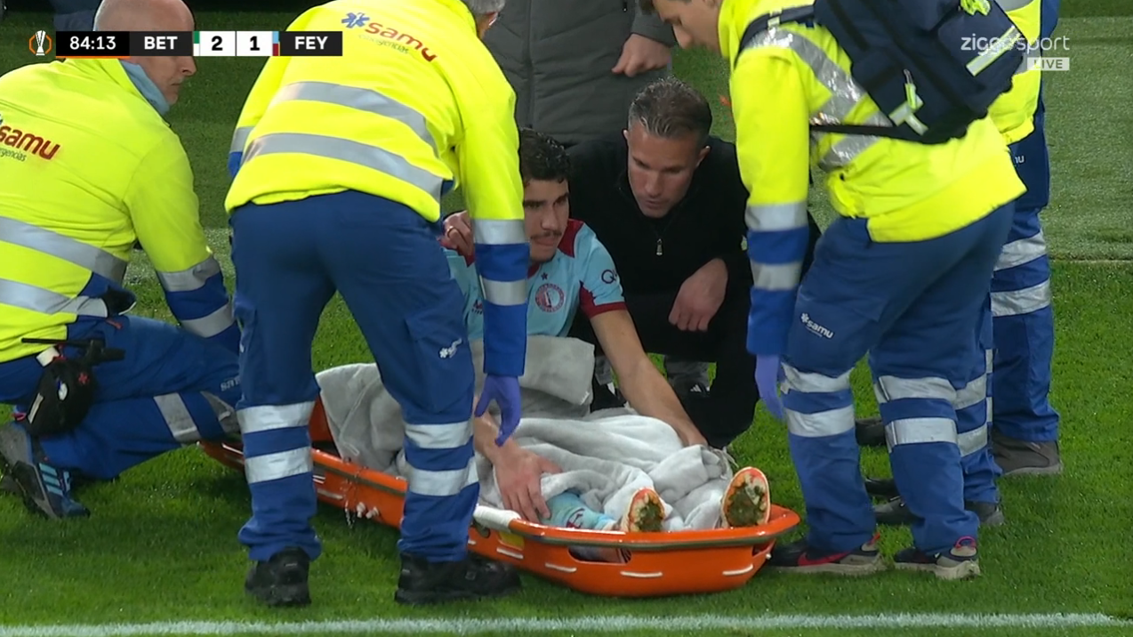 Blessure van Persie gaat 'door merg en been': 'Kan hier niet naar kijken'