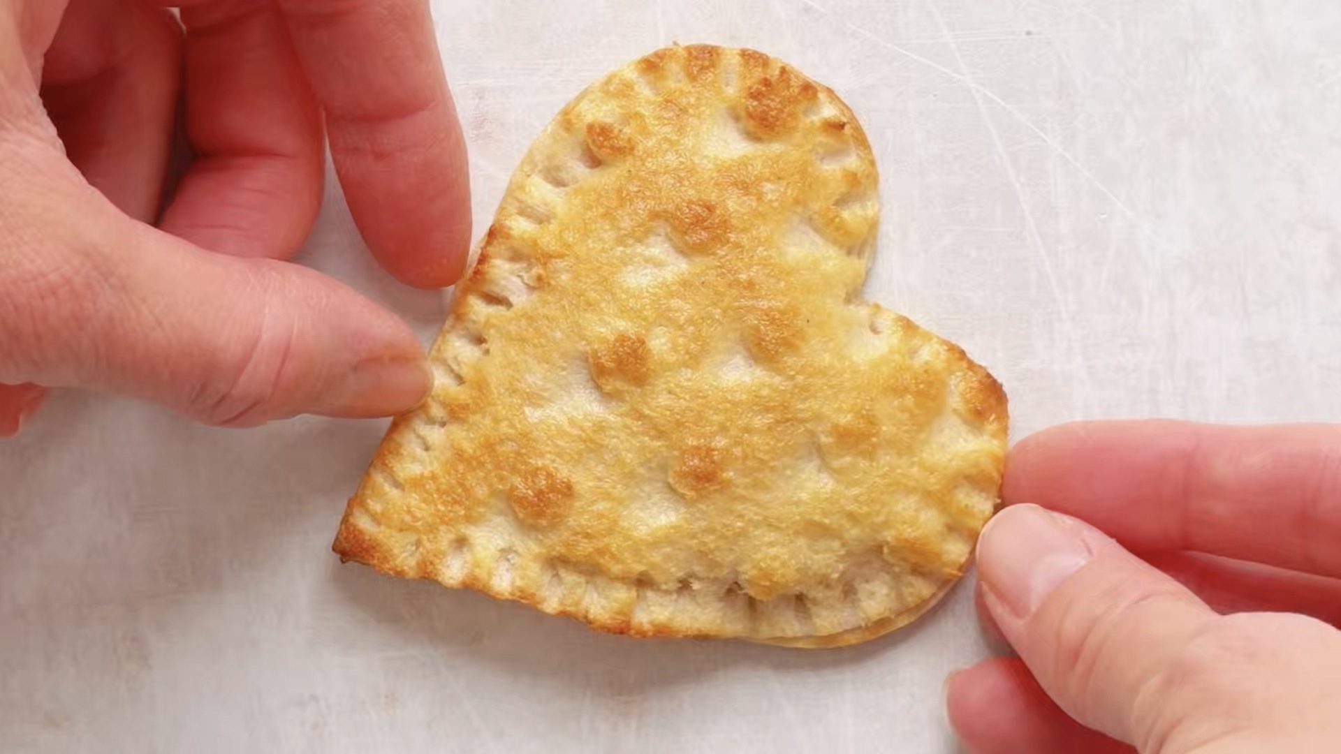 Ý tưởng món ăn sáng tạo: Bánh mì nướng hình trái tim bằng dụng cụ bào