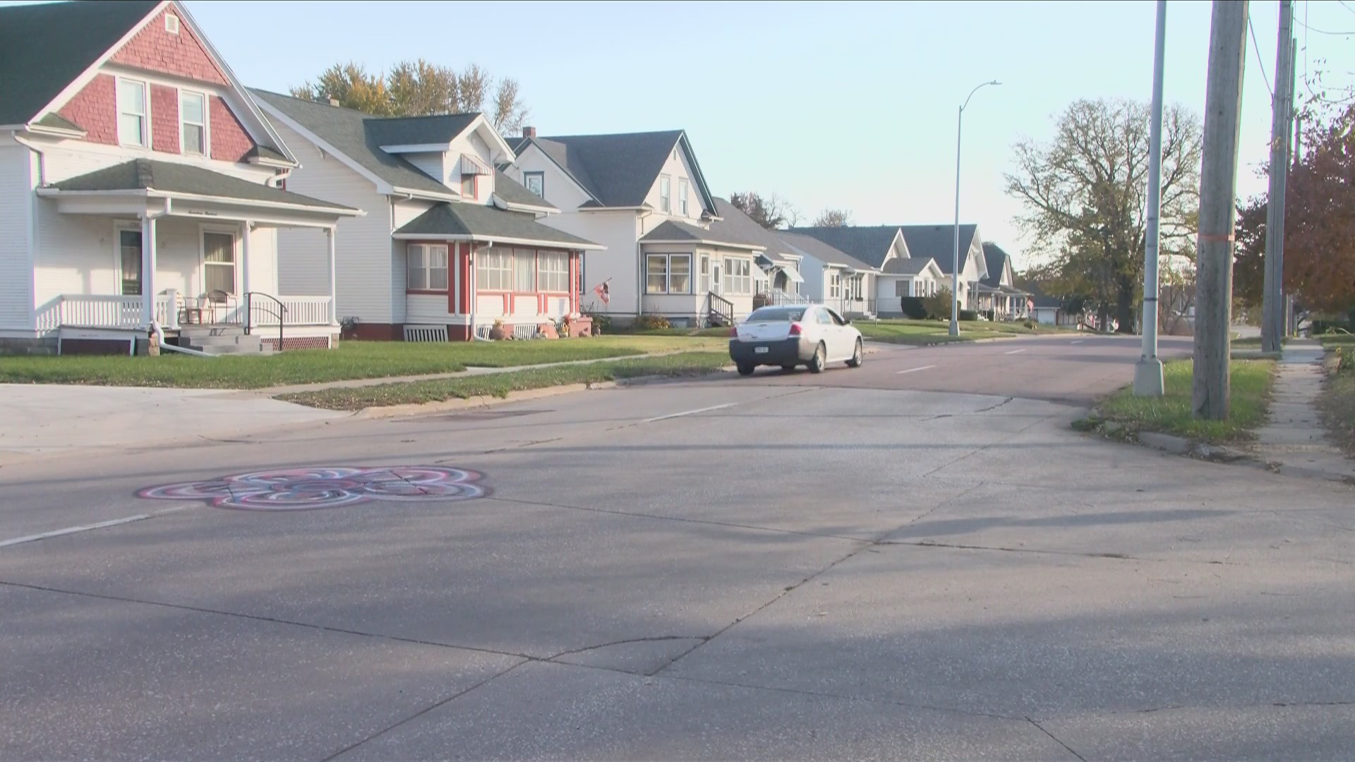 Manhole artist still facing charges