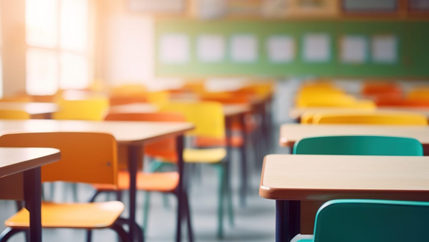 A Texas teacher broke out the old-school pen and paper to kick AI out ...