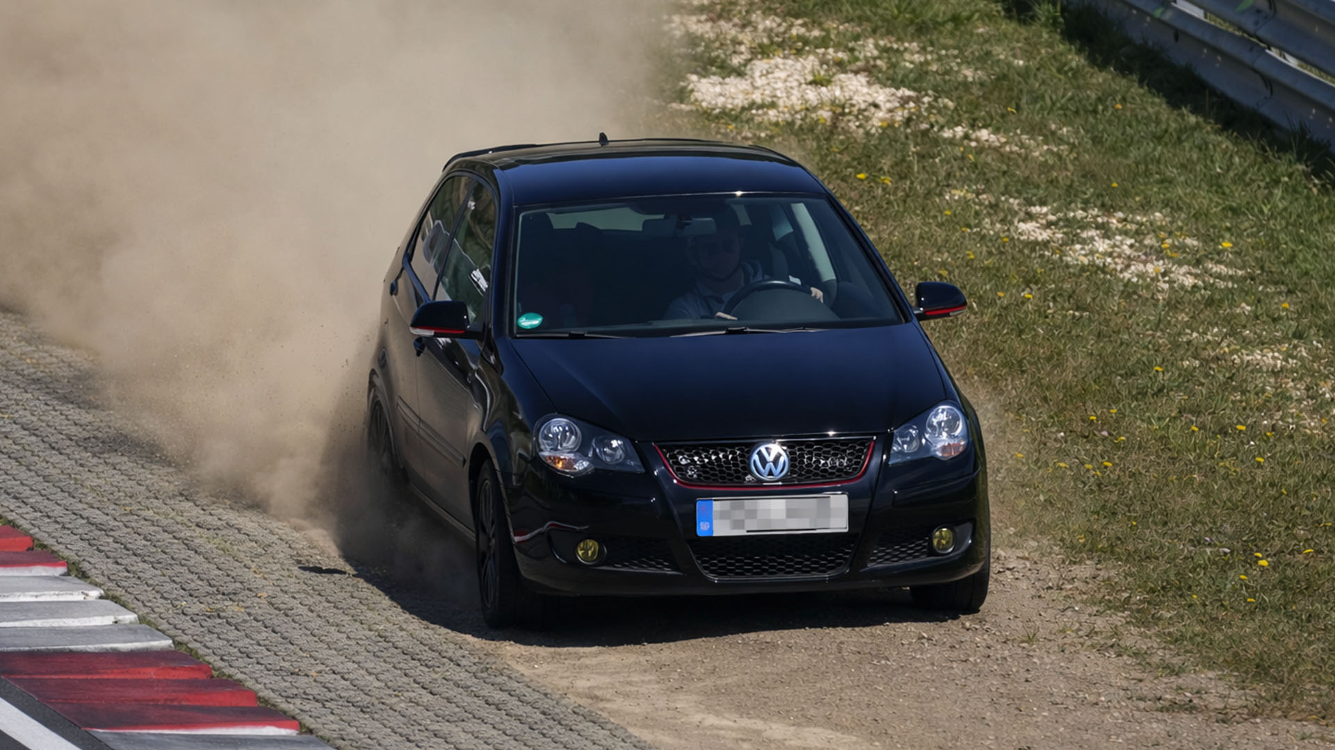 Drivers nearly go off track during Nürburgring fight