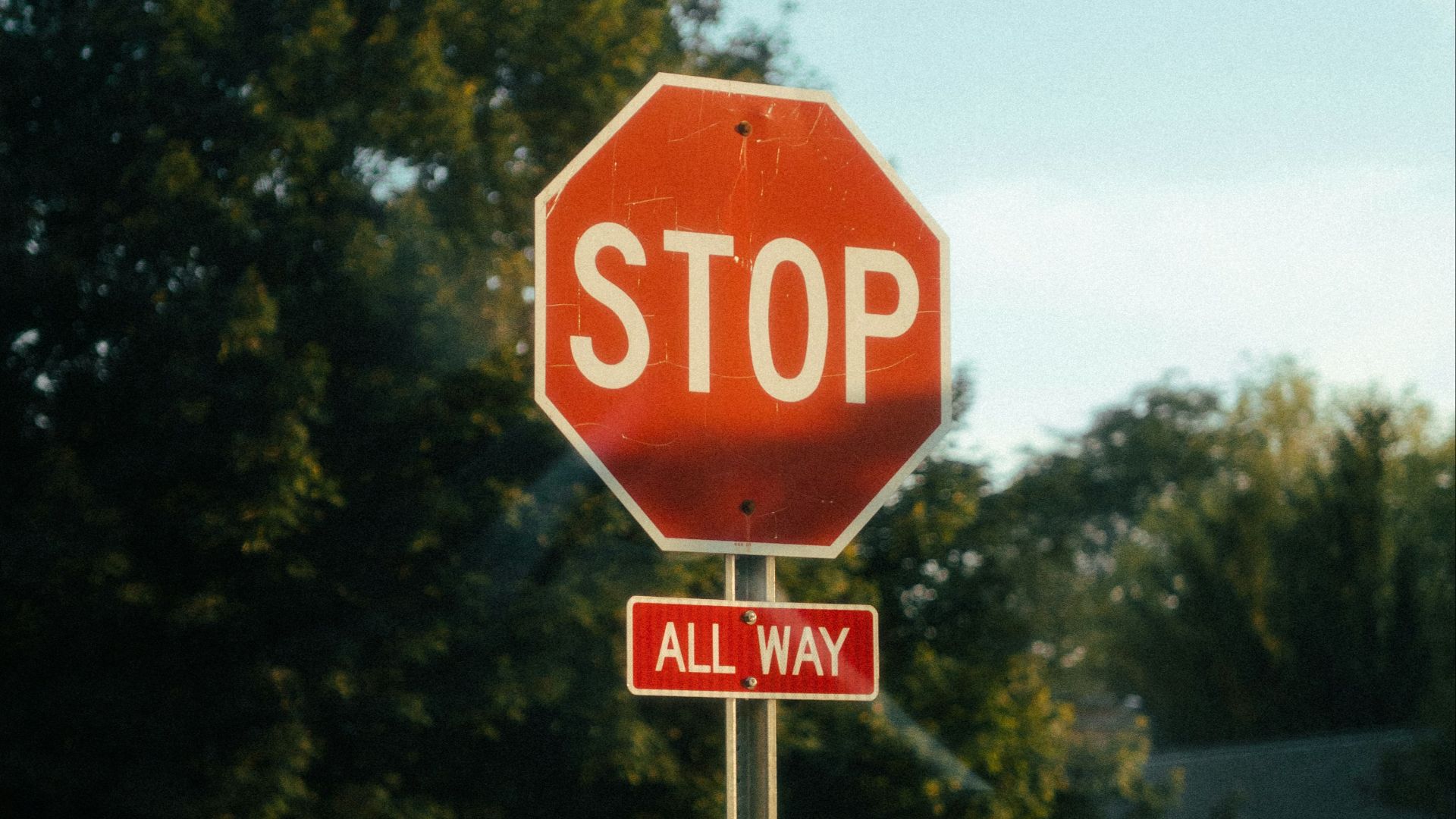 20 everyday driving mistakes people don’t realize they’re making