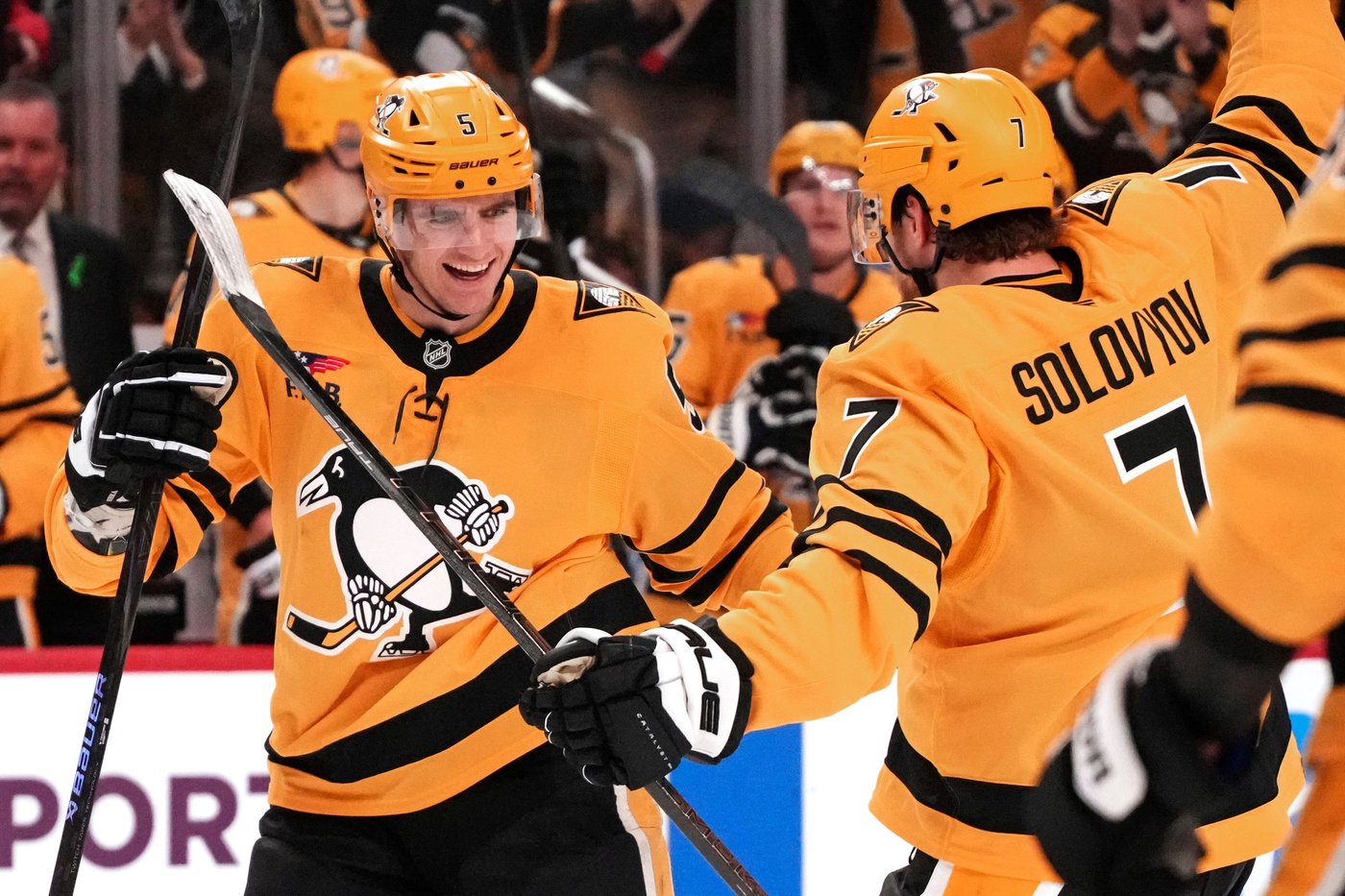 Penguins have 4-goal 2nd period to rout Blackhawks 6-2 for 5th straight win