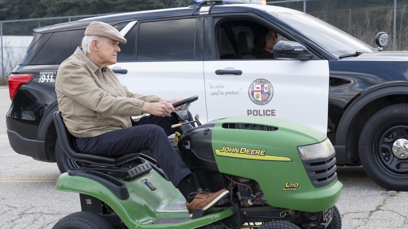 M*A*S*H star Mike Farrell returns to TV in 9-1-1 episode