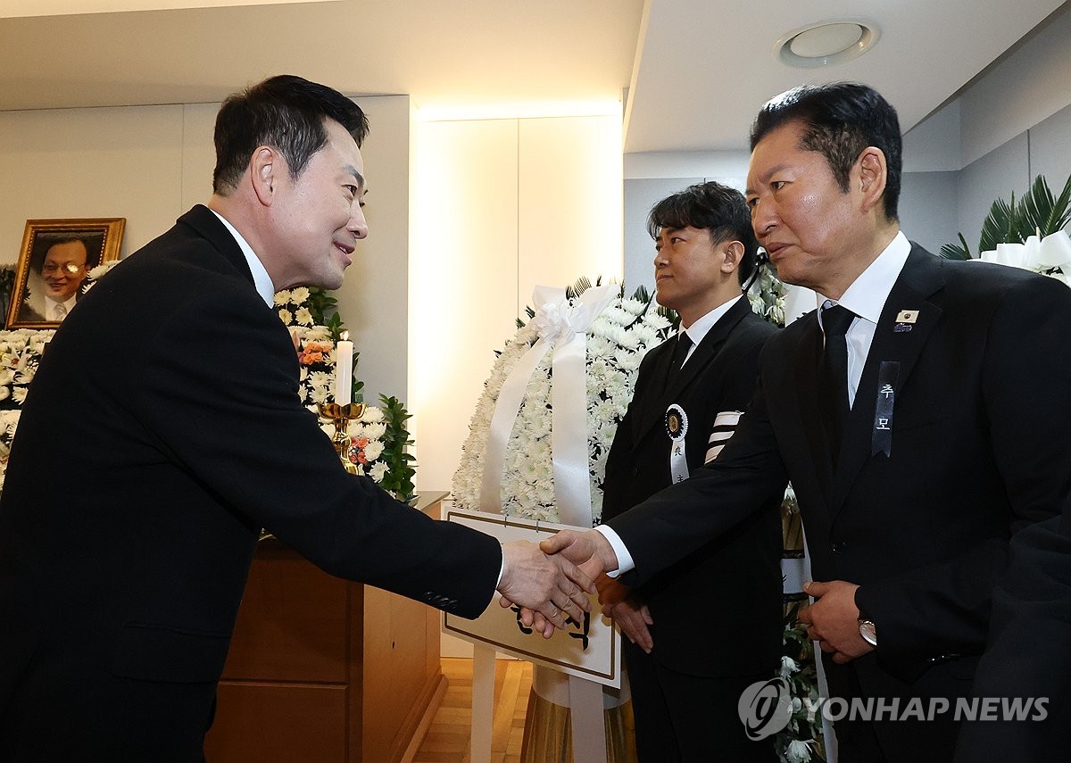 Opposition leader mourns death of ex-PM Lee Hae-chan C