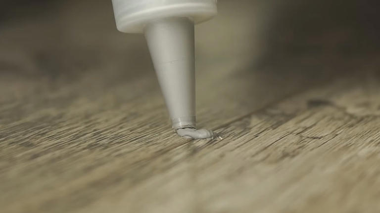The affordable solution that fixes chips & scratches in LVP flooring